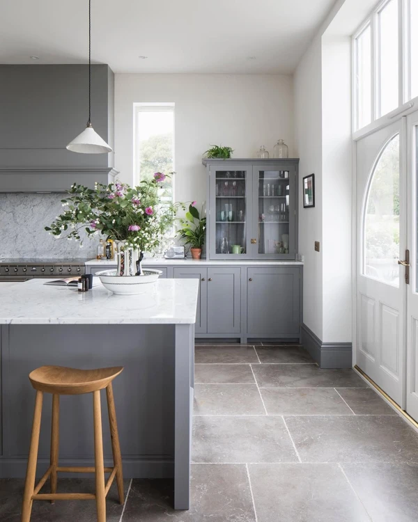 25 Chic, Clean & Contemporary Modern Gray Kitchen Inspo